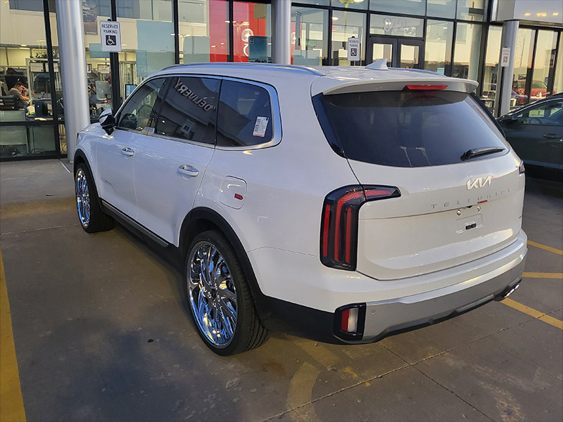2023 Kia Telluride - 24x9 Lexani Wheels 255/30ZR24 Advanta Tires